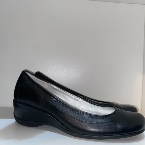 Kenneth Cole Reaction | Shoes | Comfy Flats With Wedge | Poshmark